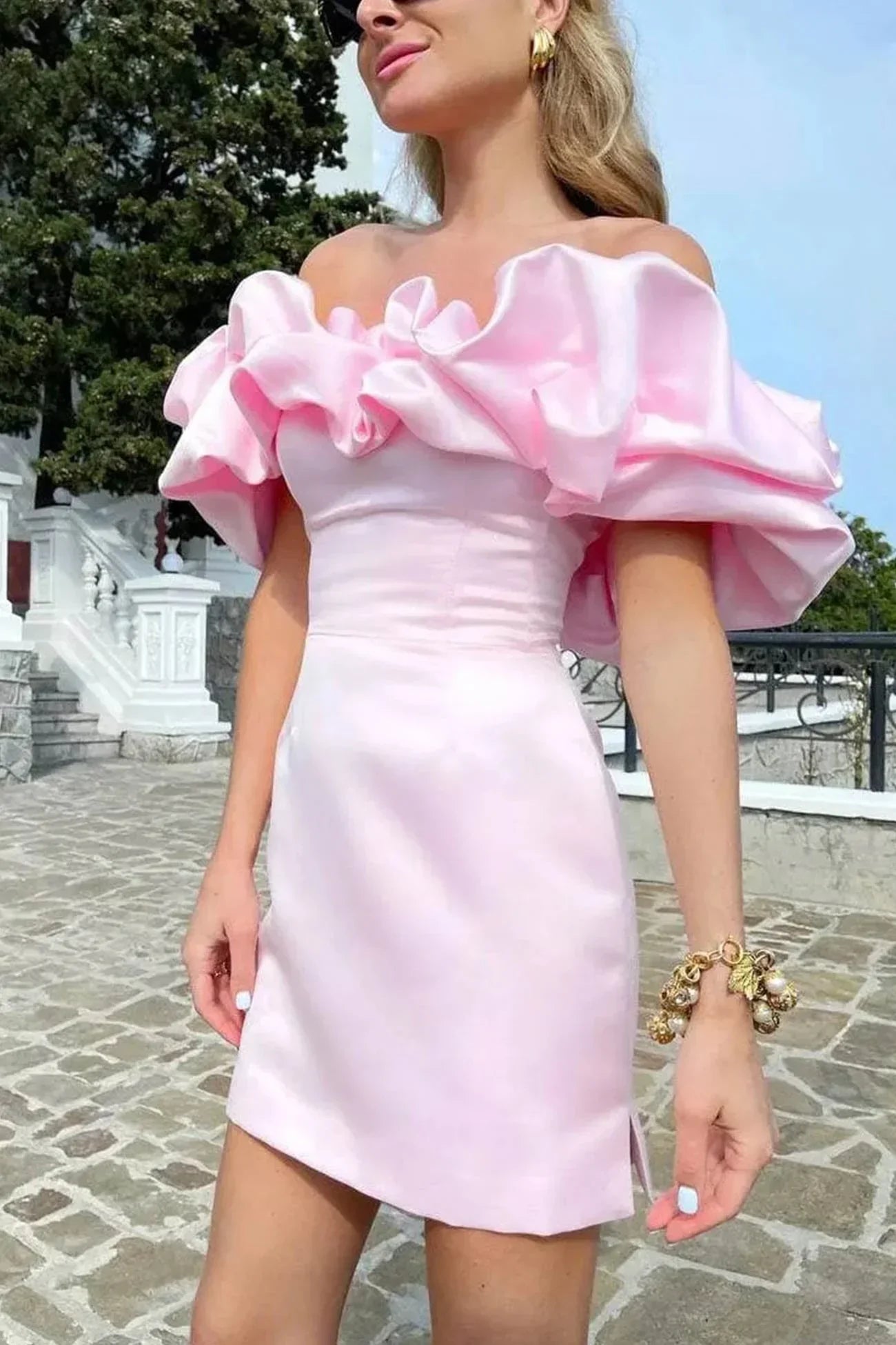 Alina Mini Satin Dress | Bare skuldre & elegante flæser – Palmos-Mode